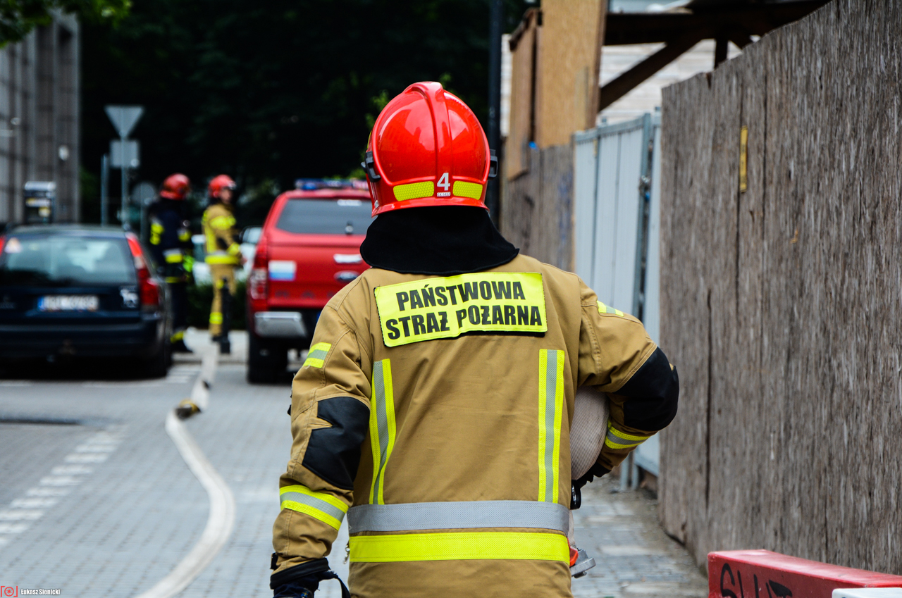 Pożar zbiornika w Krośnie Odrzańskim - Remiza.pl - Polski Serwis Pożarniczy